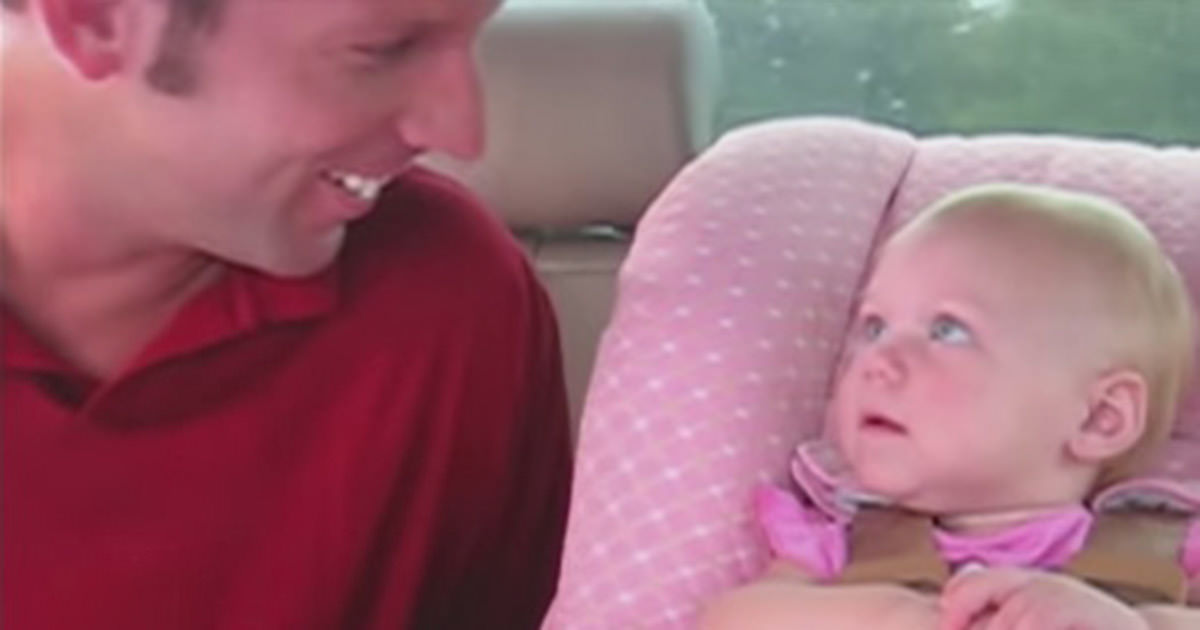 La famila va en camino a la casa, pero el bebé no puede dejar de ...