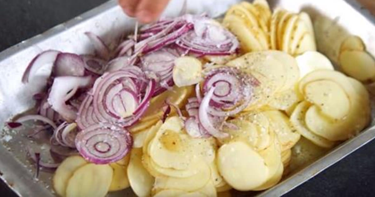Llena la forma con papa y cebolla – a los 30 min en el horno puedes ...