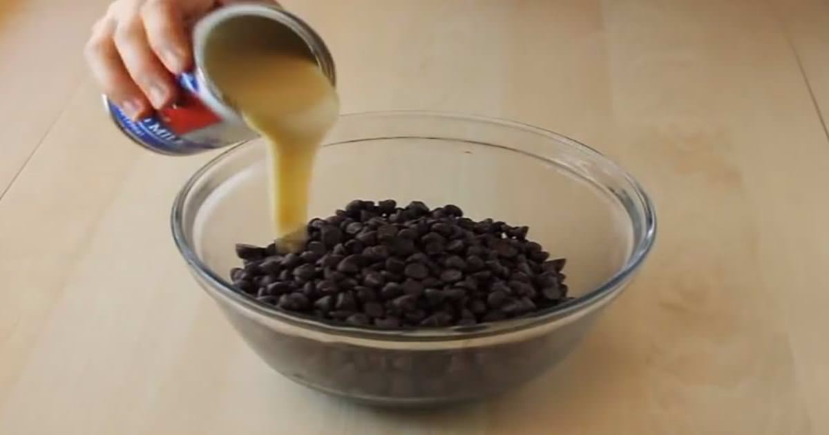 Echa leche condensada en el chocolate. Minutos después. ¡Wow! No pensé ...