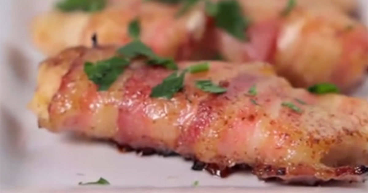 Ella envuelve el pollo con bacon y crea un plato de viernes que tengo ...