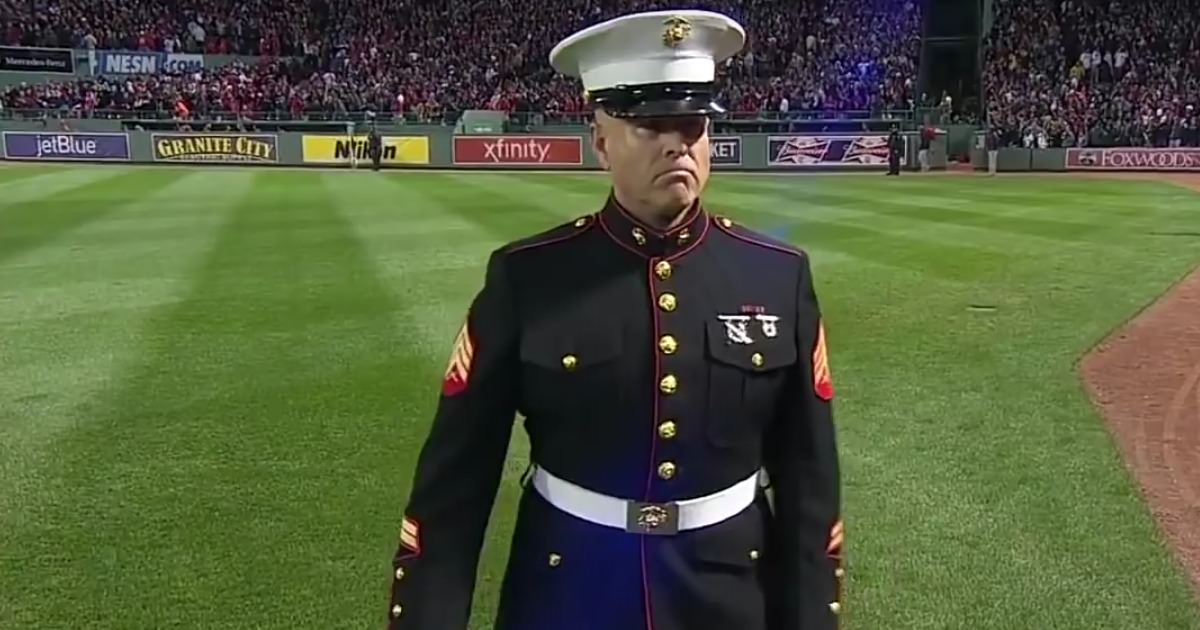 Este marine dejó a 30 000 personas mudas cuando hizo esto. Miren al ...