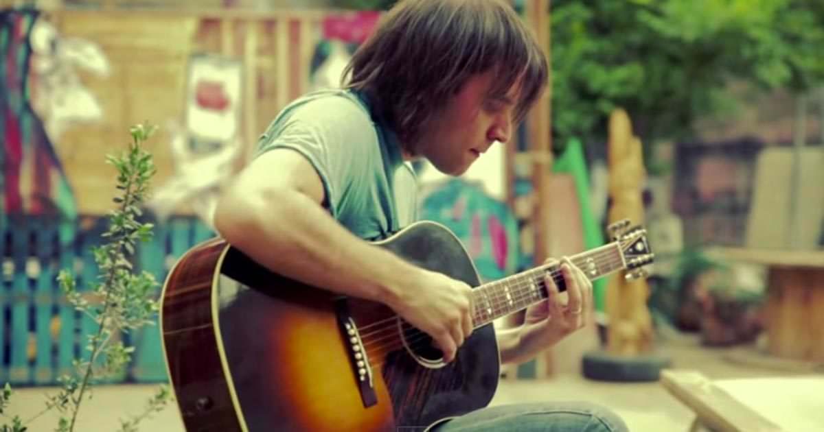 El profesor de música toca una canción clásica, ahora su interpretación ...