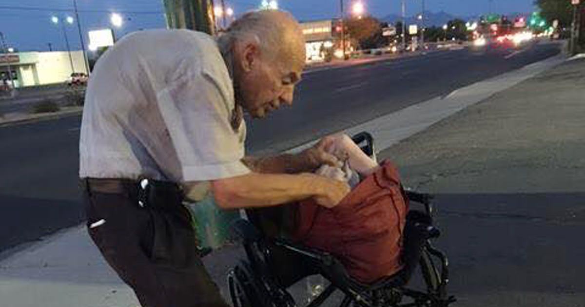 Anciano encorvado aparece cada noche en la esquina, cuando ella ve lo ...