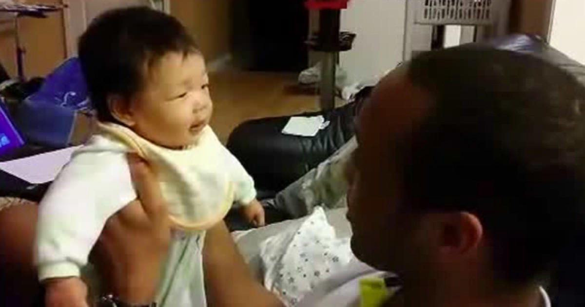 El bebé tiene su primer ataque de risa. Cuando veo la reacción del papá no puedo dejar de sonreír.
