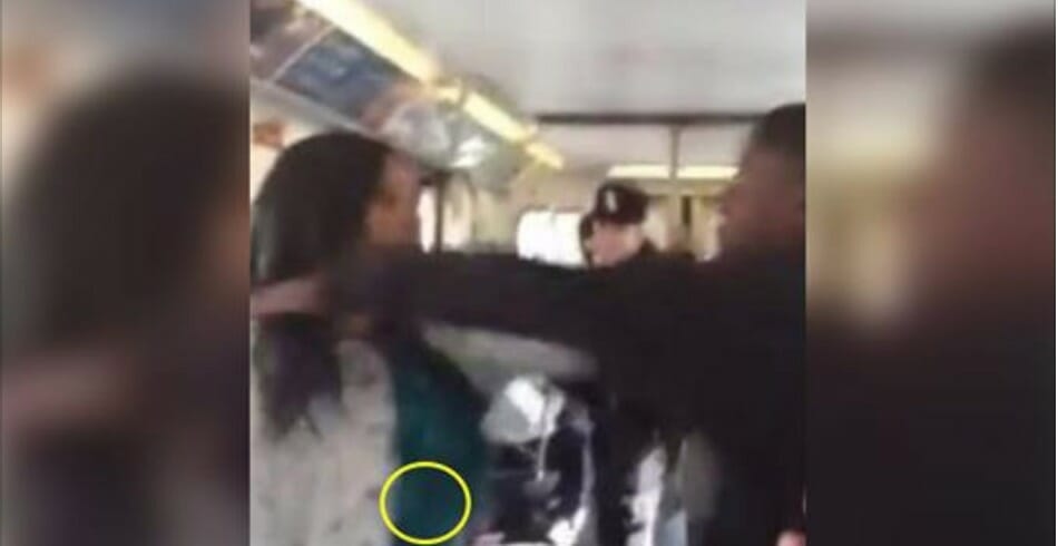 Adolescente Acosa A Una Mamá En El Metro Segundo Después Se Da Cuenta De Su Enorme Error 