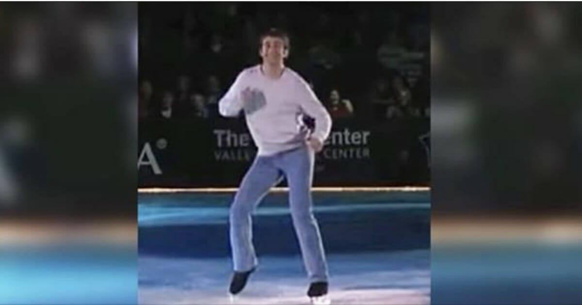 Atractivo patinador se acerca al hielo: segundos después, la multitud ...