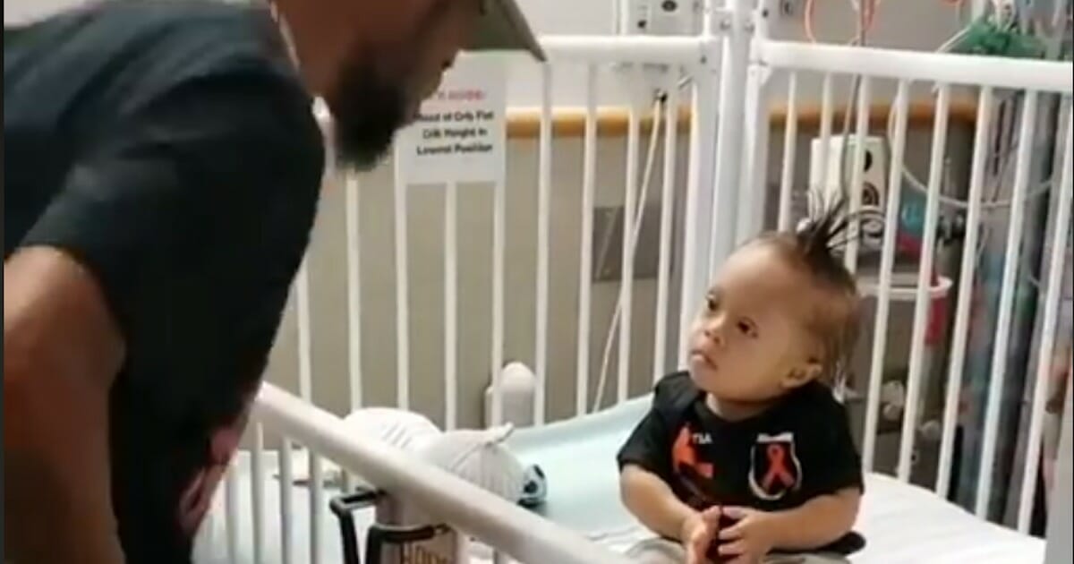 Papá sufre por su hijo con cáncer, lo que hace para animarle vale millones