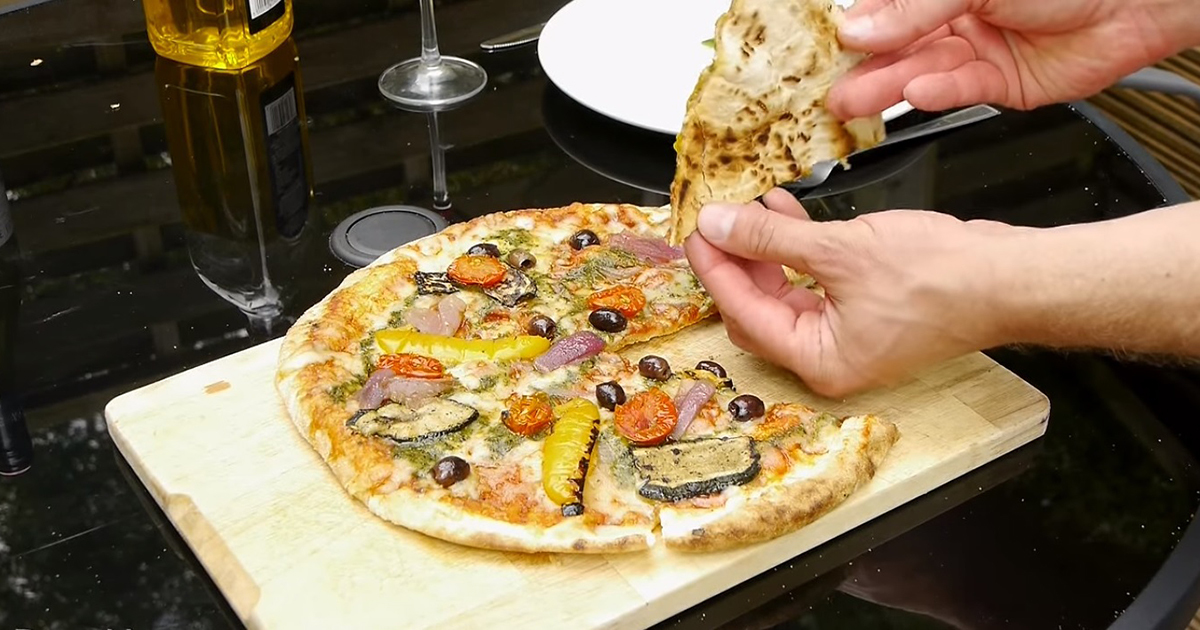 This guy's simple hack will mean you never eat pizza any other way again