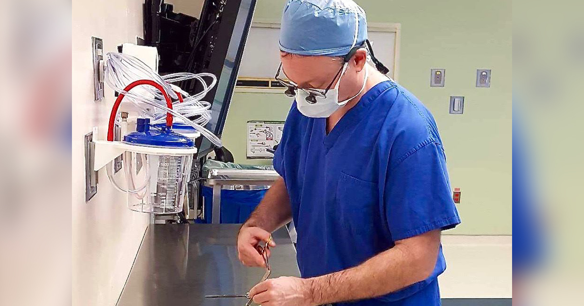 Pediatrician performs secret operation and is celebrated by parents