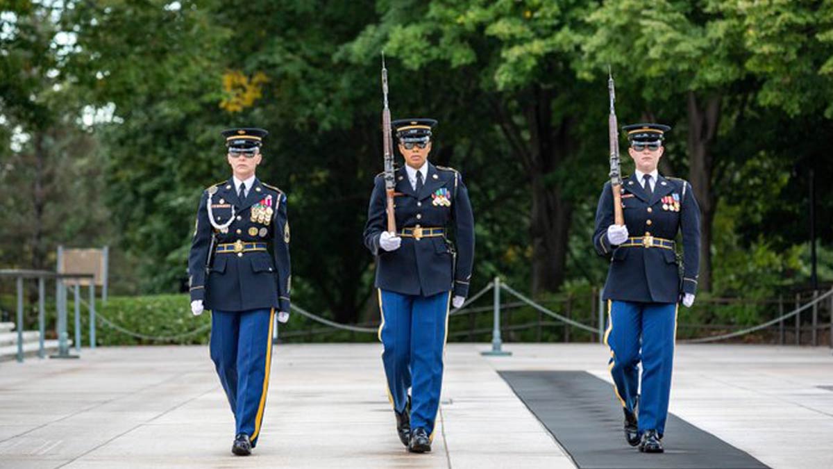 First all-woman guard change at Tomb of the Unknown Soldier in vigil's ...