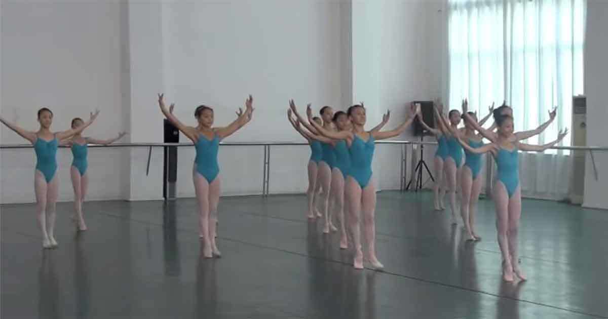 Dansare visar upp delar av sin grundläggande dansträning på ett läger i ...