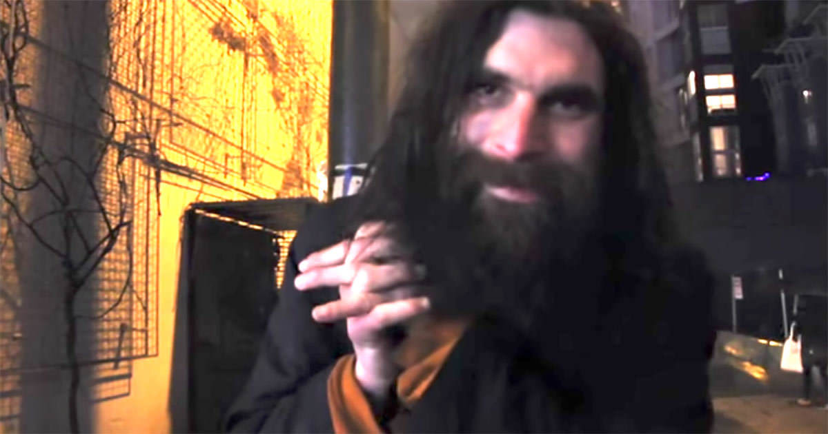 Hemlöse ”Jesus” har inte kunnat klippa sig på år, titta nu vad som ... Hemlöse ”Jesus” har inte kunnat klippa sig på år, titta nu vad som ...