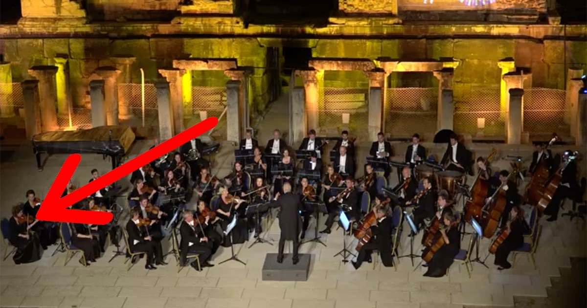 Här får orkestern plötsligt oväntat besök – mitt under konserten