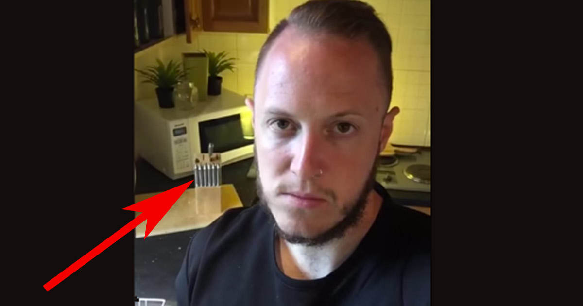 Killen filmar sig själv i köket. Men det som händer bakom förbluffar ...