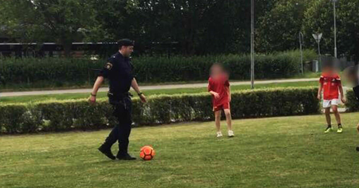 Här tar polisen Tim en paus från jobbet – för att spela fotboll med ...