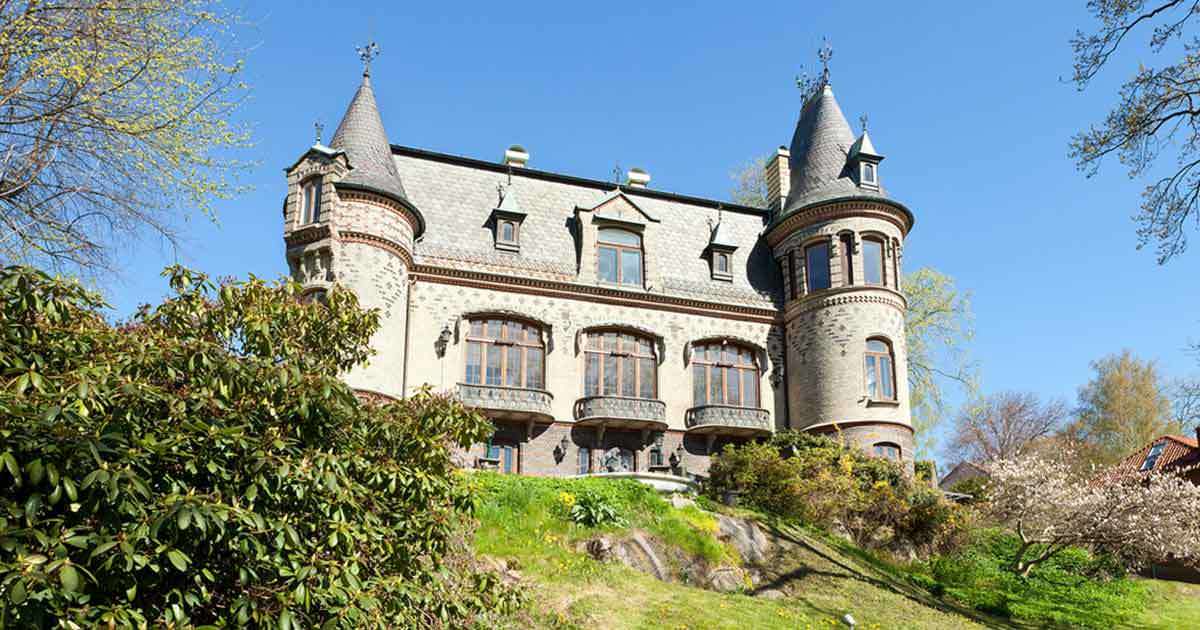 Slottsliknande grosshandlarhus med 22 rum i Göteborg till salu på Hemnet.