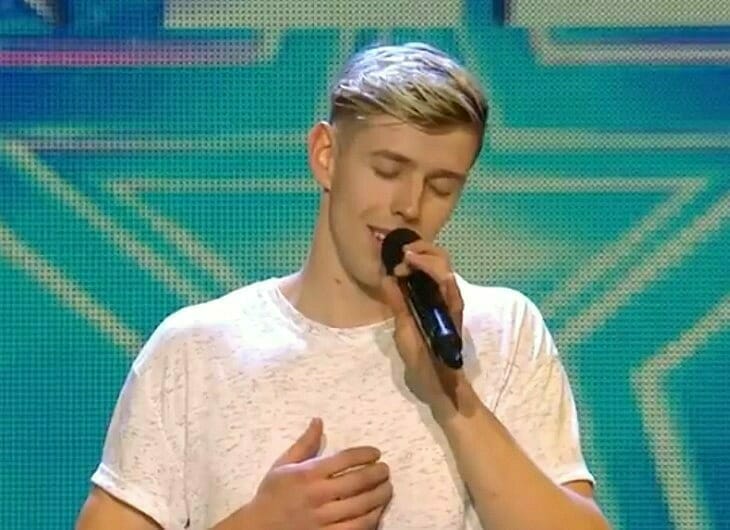 Zdenerwowany chłopak staje na scenie - gdy zaczyna śpiewać zamyka usta ...