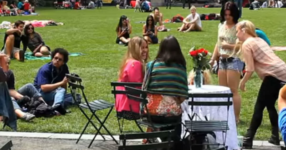 Vinderligt frieri overrasker kvinden, da hun er på venindetur i parken