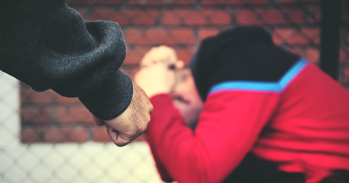 Junge (14) wird von Schüler (15) gemobbt – Vater (40) verprügelt Mobber