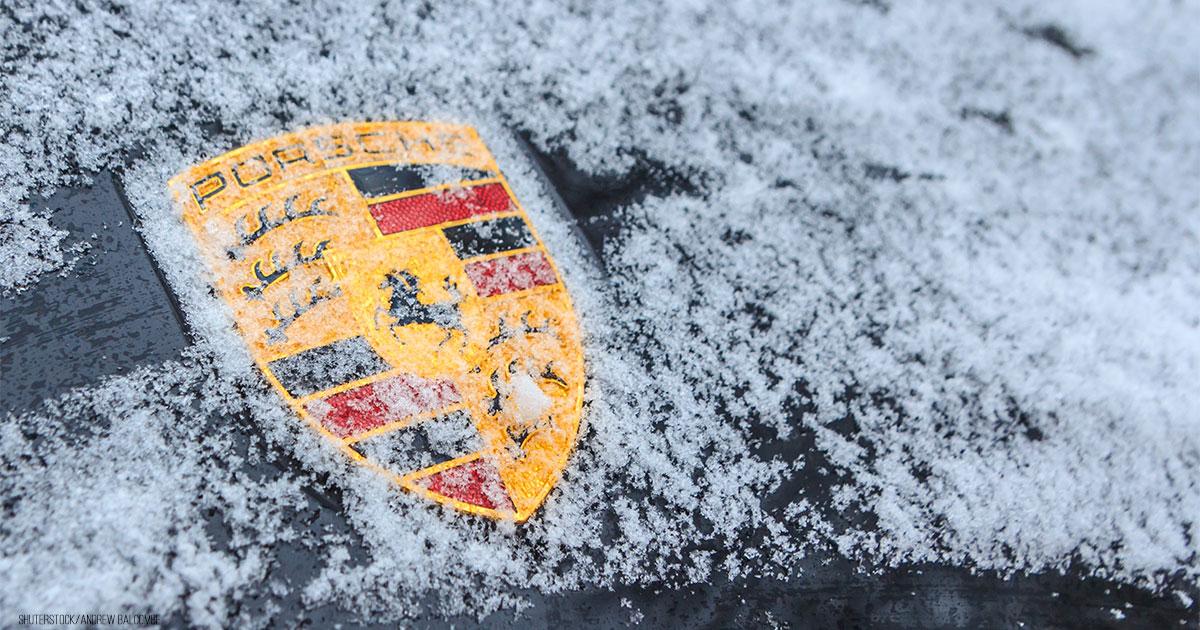 Porsche bleibt im Schnee stecken: Kann sich keine Winterreifen leisten