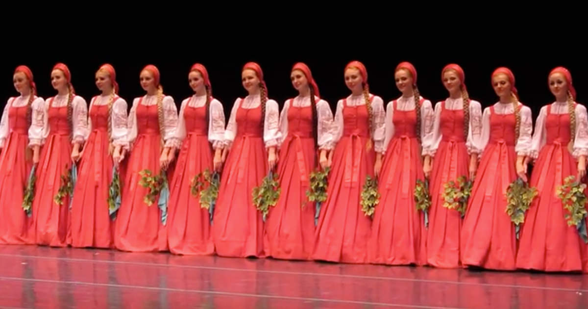 Danseressen lijken over het podium te zweven in deze schitterende volksdans