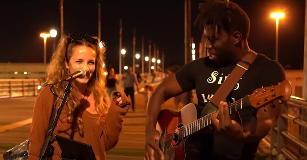 Straatmuzikant nodigt vreemde uit voor duet - seconden later zingt ze ...